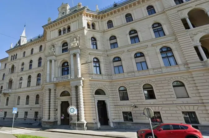 Mordversuchs-Prozess: Frau stürzte fast aus Fenster im 5. Stock