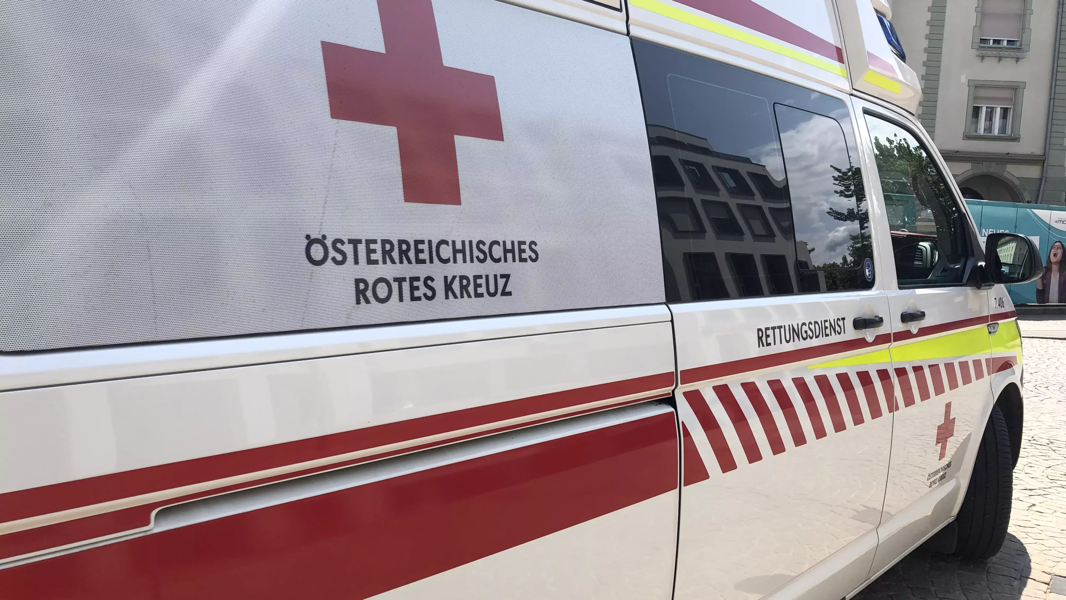 Frontal-Crash: Mopedfahrerin (15) gegen Auto geschleudert