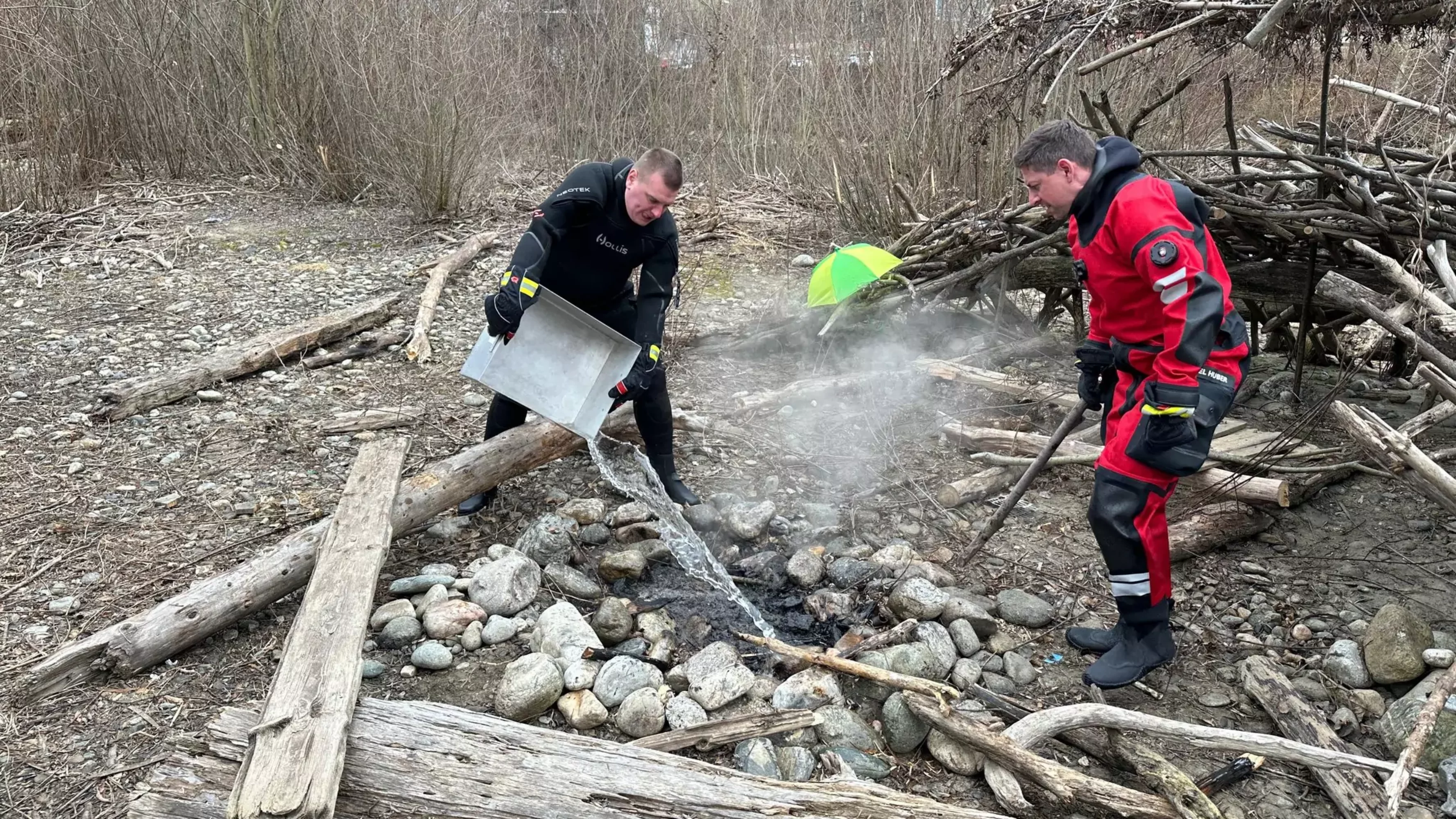Flammen und Rauch auf Murinsel entdeckt: Spaziergängerin schlug Alarm