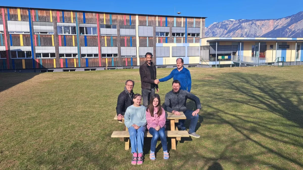 Spende für kleine Pausen: Neue Sitzbank in Volkschule