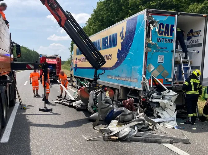 Gefahrgut-Unfall auf der A21: Chemikalien-Alarm nach Lkw-Crash