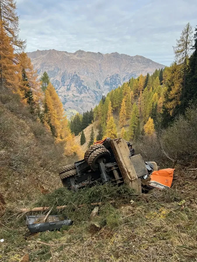 100-Meter-Absturz mit Bagger – Arbeiter überlebt wie durch ein Wunder