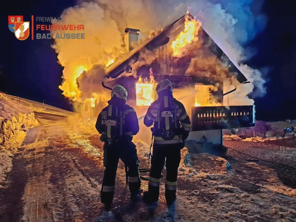 Haus in Vollbrand: Feuerwehren standen die ganze Nacht im Einsatz