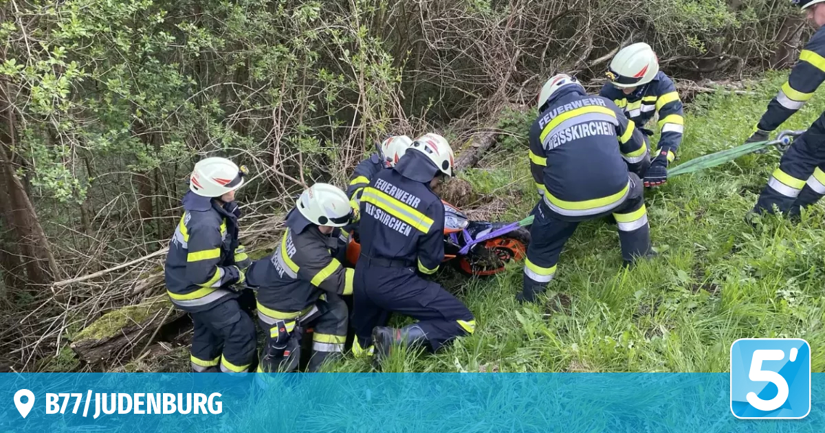 Motorrad-Crash auf der B77: Feuerwehr rückte aus