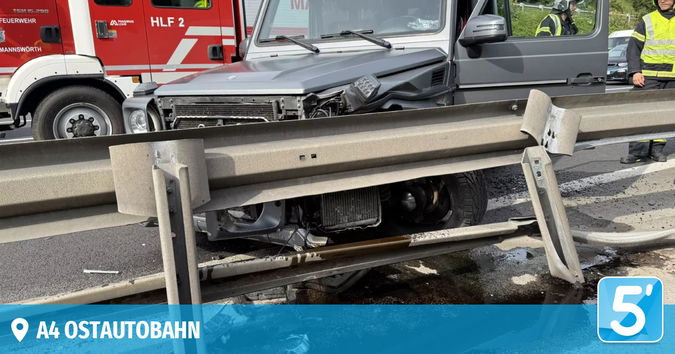 Crash auf der A4: Mercedes mit Kran geborgen