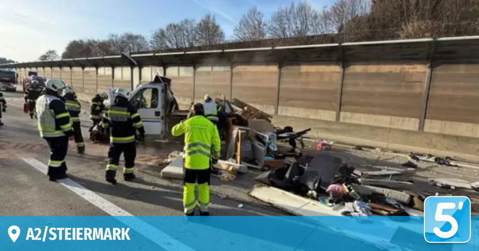 Heftiger Crash auf A2: Wohnmobil in zahlreiche Einzelteile zerlegt